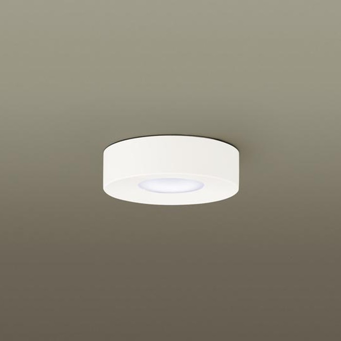 【特長】●直付けの器具ながら、天井にすっきり納まるようにデザインされています。埋込穴Φ100のダウンライトのサイズ感を参考にし、高さ30mm、枠径Φ100mmの設計です。●ダウンライトの反射板のような枠形状。空間への圧迫感を抑えます。【仕様...