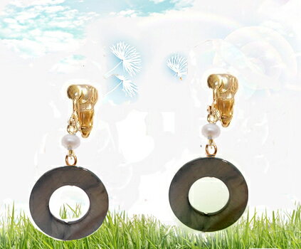 落ち着きのある華やかさを与えてくれるジュエリーです可愛らしい小ぶりホワイト淡水真珠グレーの暗色系の色合いリング揺れるように配したデザインのロングイヤリングです。シンプルなデザインのため、装いを問わずにお使いいただけます。サイズ：約長さ33m...