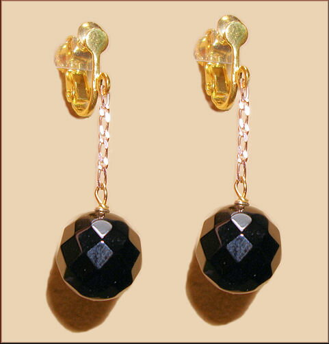 メール便で【送料無料】 ピンク10K（PG10K）チェーンのカラーとブラック オニキスの煌きが、 スウィングするたびによく映えるデザインです。 落ち着いたカラーとボリューム感が、 大人の女性の美しい耳元を演出してくれます。 身のこなしともに...