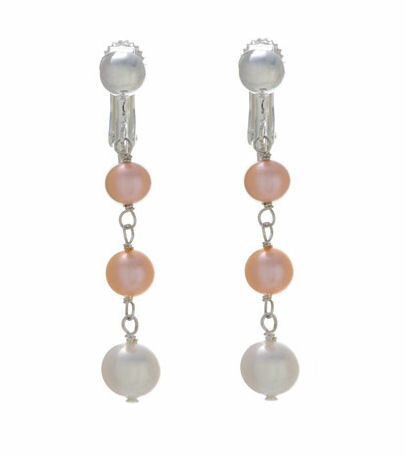 淡水パールを縦に3つ配したアイテム。下が1番大きなサイズになったグラデーションデザインです。ちょうどよい長さとボリューム感なので、カジュアルスタイルやオフィスなどでもお使いいただけ、幅広いシーンで活躍しそう。長さ：3cm。ピアス：シルバー9...