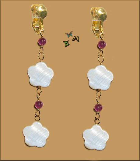 美しい色合い紫天然石アメシストクォーツと大ぶり虹色フラワーシェルモティーフをあしらった、カラーコントラストが鮮明な長めイヤリング。 身のこなしとともにスウィングして、角度によって見える色が変わるレインボー蝶貝が、多彩な表情を演出します。デイ...
