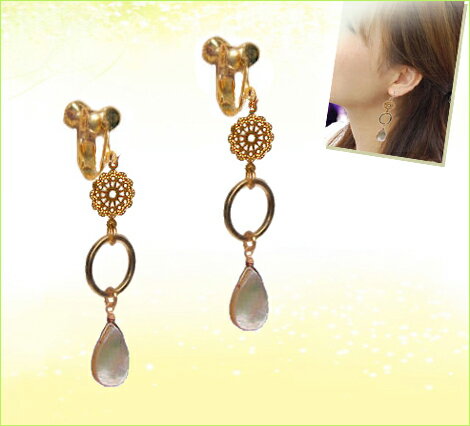 お顔周りをすっきりと見せてくれる美しいイヤリング繊細で華やかな花モチーフ、12mmゴールドトーンフープ美しい虹のような色反射するしずくシェル身のこなしとともにチャーミングに揺れるどんな装いにも合わせやすいジュエリーです。金具/合金/ゴールド...