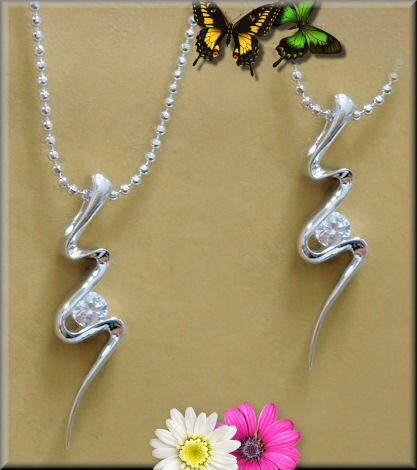 メール便【送料無料】。ほどよいボリュームと、すっきりとしたフォルムが魅力。シーズンや着こなしを問わず、格好いい大人の女性に似合うジュエリーです。 長さ：40CM〜45cmアジャスター付き。デザイン分長さ3CM。素材：シルバー925