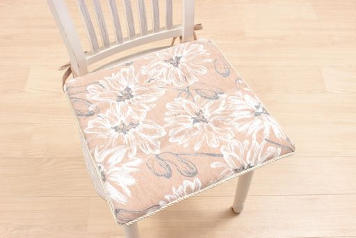 全体に描かれた草花柄が印象的なファブリックです。厚手のシェニール織で草花が立体的に見え、部分的に光沢のある糸を使用することで高級感溢れるアイテムに仕上げました。