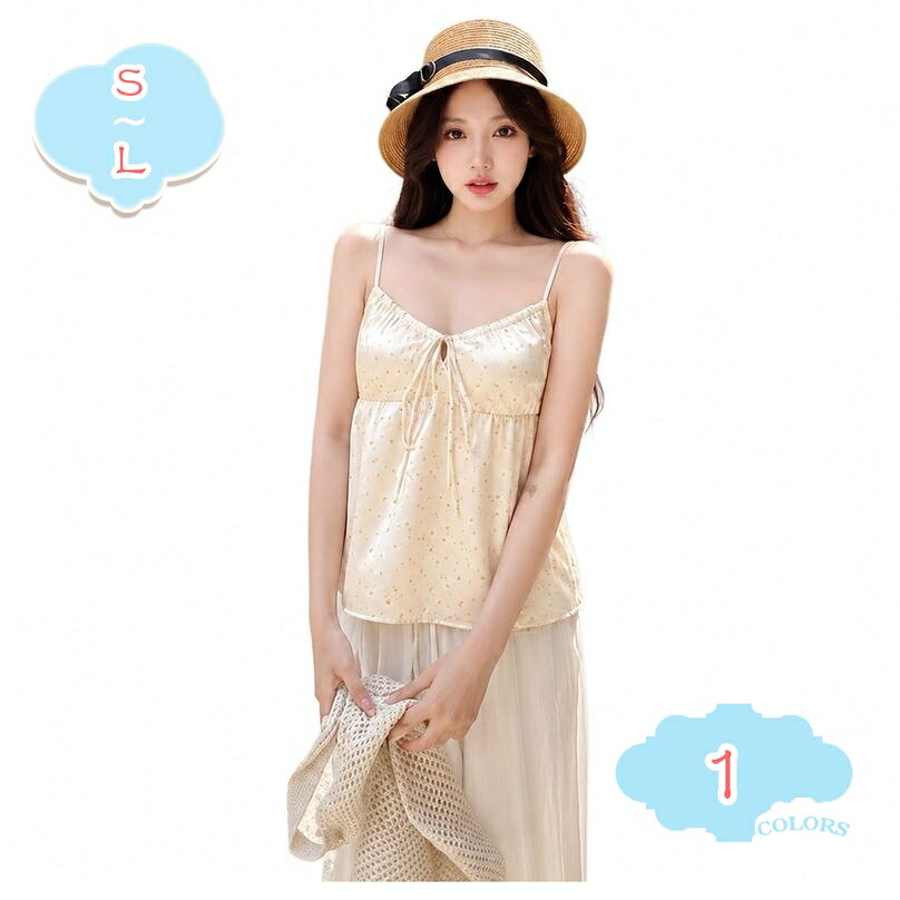 表地：ポリエステルメイン素材：ポリエステル【キャミソール】上品な光沢感を放つサテン調のキャミソールです。ドット柄が大人可愛さを演出し、普段使いから旅行先でのリゾートスタイルまで幅広く活躍します。フロントの胸元リボンとギャザーデザインが視線を...