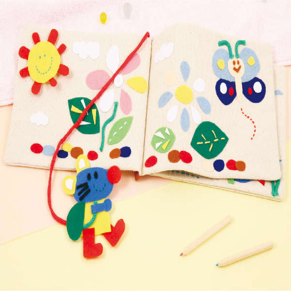 色々な素材を使って、読んで楽しい布絵本を完成させよう！ボールを投げ合ったり、蹴り合ったりして小さい子と一緒に楽しく遊べる！商品サイズ（単位mm)：できあがりサイズ約230×170×13mm