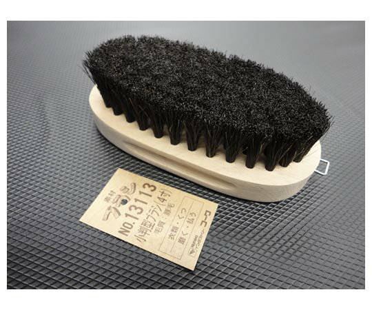 ●靴磨きや衣類のホコリ払いに最適な握りやすい小判型の清掃用ブラシ。■仕様●サイズ(幅×高さ×奥行)：59×124×37mm●重量：98g●材質：豚毛●用途：清掃用ブラシ●原産国：日本