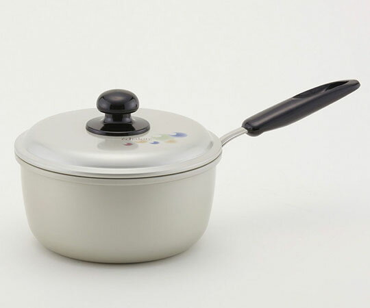 ●耐焦取っ手採用で取っ手下部が焦げにくくなりました。●ビスでしっかり止めてあるのでゆるみやガタつきも解消。●鍋本体は収納性抜群、お台所もすっきり。■仕様●サイズ（cm）：18●外径（mm）：193●深さ（mm）：88●容量（L）：2.1●質...