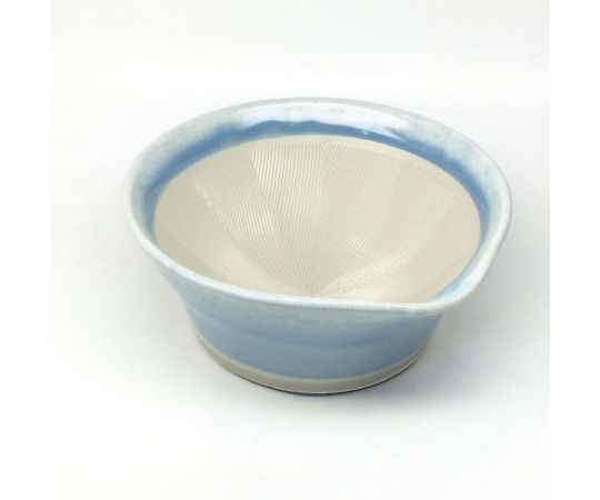●カラーバリエーションを豊富にした新しいすり鉢です。●底に付けたシリコンゴムにより片手で摺ってもグラつきにくい構造です。■仕様●カラー：空色●直径×高さ（mm）：135×60●質量（g）：340●材質：陶器●カタログコード：8-0433-0...