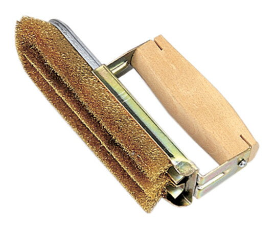 ●取っ手が付いた真鍮ブラシです。■仕様●サイズ：130×40×75mm、毛足/15mm●重量：約250g●材質：ブラシ/真鍮●商品コード：69140672