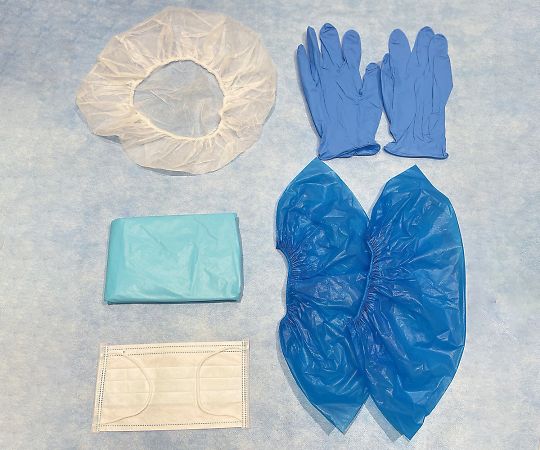 ●仕様：ゴーグル無し●入数：1袋（10セット入）●セット内容：PE（ポリエチレン）エプロン×1枚　、ナースキャップ（白）×1枚　、サージカルマスク×1枚、ニトリルグローブ×1双　、PE（ポリエチレン）シューズカバー×1足●保管方法：高温多湿...