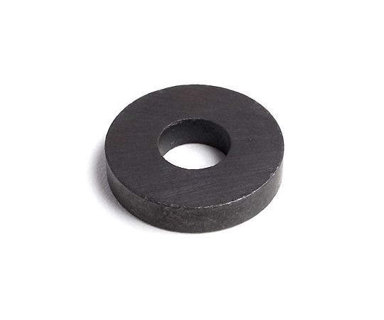 二六製作所 フェライト Φ70×Φ32×10(異方性) 1セット(10個入)●最もコストパフォーマンスに優れています。●一般に皆様が目にする黒っぽい磁石で非常に広い用途に使われています。●磁気特性は希土類磁石に及ばないものの、保磁力が高いの...
