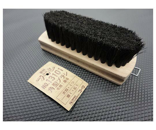 ●靴磨きや衣類のホコリ払いに最適な握りやすい小さめの角形ブラシ。●サイズ(幅×高さ×奥行)：37×108×35mm●重量：50g●材質：豚毛●用途：清掃用ブラシ●原産国：日本