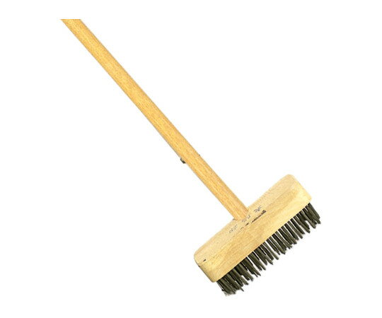 ●腰の強い焼入線使用のデッキブラシです。●サイズ：全長/1280mm、巾/180mm●重量：約600g●材質：毛/0.3mm径焼入鉄線、柄/木●商品コード：69140535