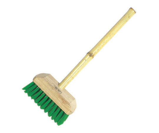 ●塩ビのデッキブラシです。●サイズ：全長/1130mm、巾/180mm●重量：約520g●材質：毛/塩ビ、柄/竹●商品コード：69140544