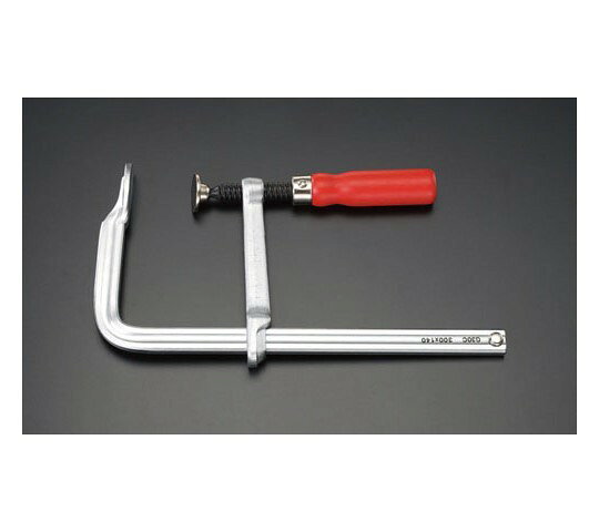 エスコ 0-600mm/120mmL型クランプ EA526TG-24 1本●スイベルヘッドで対象物をしっかり掴みます。●材質：本体：鍛造鉄（焼入れ処理）、クロムメッキ仕上げ、ハンドル：オーク材●締付能力：550kg●口の深さ（奥行）：120...