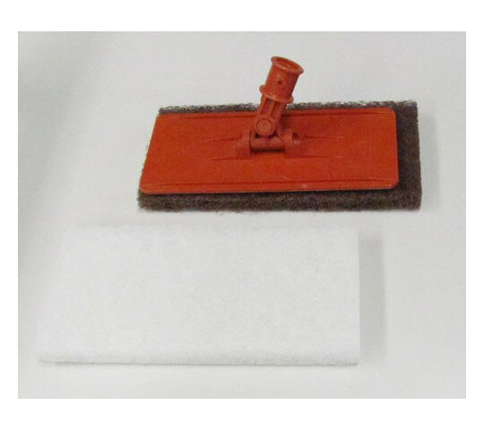 商品名:エスコ 95x 227mm たわしホルダー 1個 EA928AS-32●サイズ：95×227mm●重量：200g●材質：ABS樹脂●付属品：パッド(白、茶)×各1枚●用途：床のすみや幅木、壁面、ガラス面などのクリーニングに●ダスター...