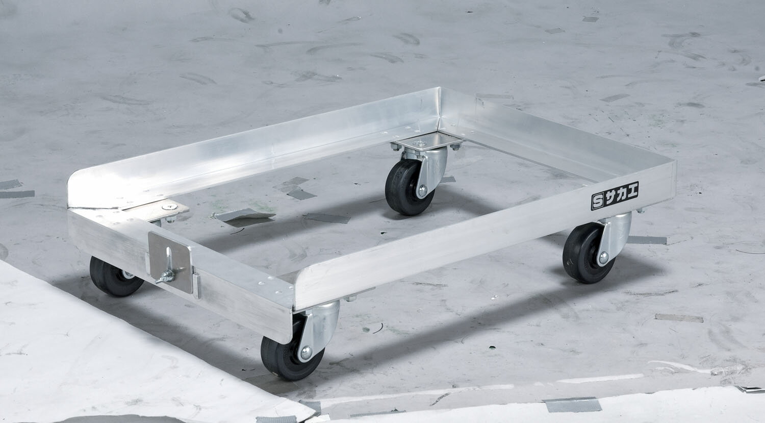 ●アルミ製の為軽量。●三方コボレ止め構造の為台車へのコンテナ搭載が容易にできます。●アルミ製の為軽量。●三方コボレ止め構造の為台車へのコンテナ搭載が容易にできます。