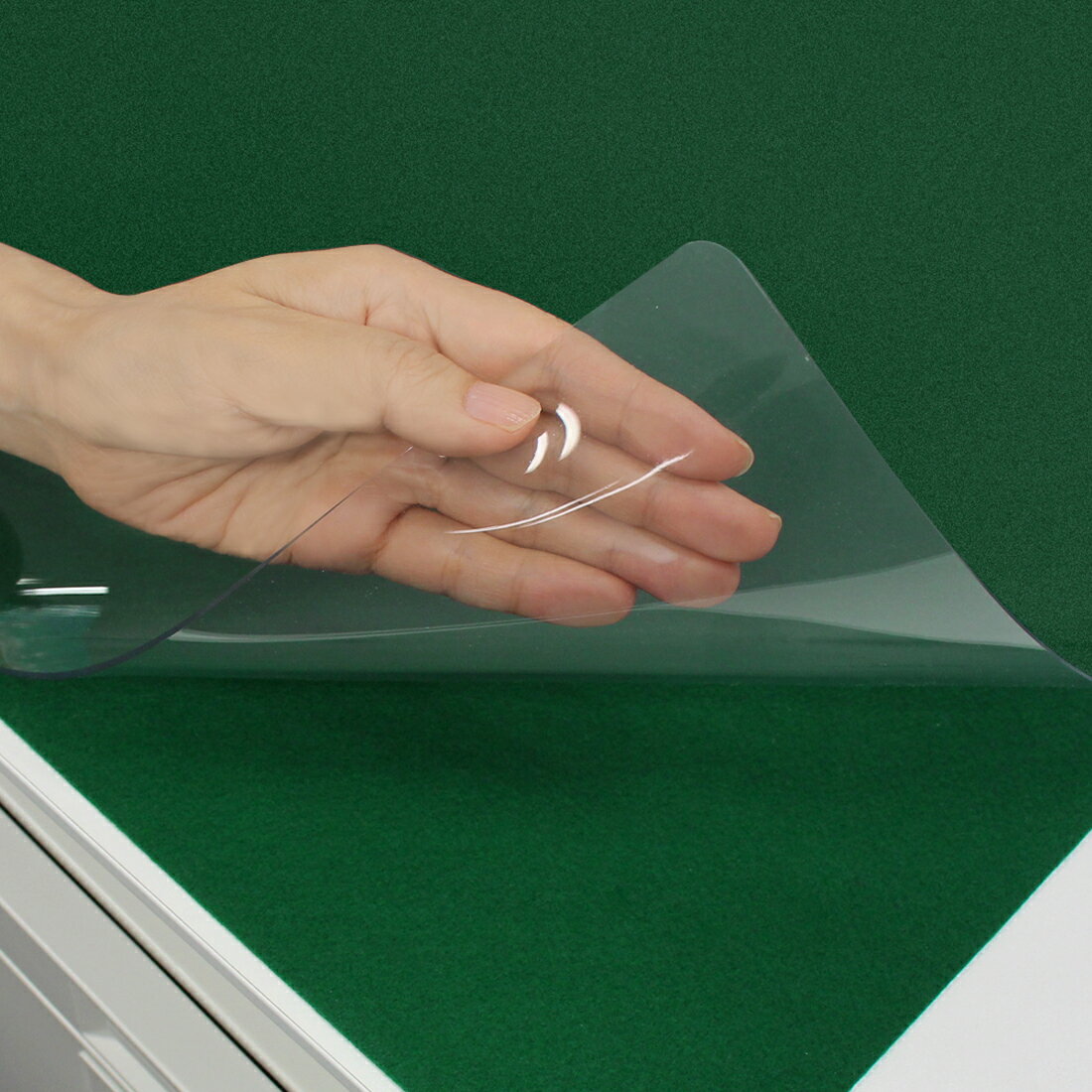 ◆傷や汚れから机を守る、デスクマット！◆コストを追求したシンプルなデスクマット。◆グリーン色の下敷付きです。(Wタイプ)◆筆記用保護マットのシンプルな仕様なので、オフィスや家庭など色々なシーンで使いやすいタイプ。◆マット表面は光沢タイプです...