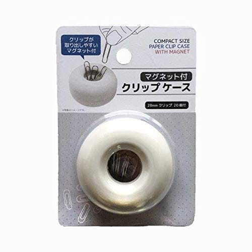 ・取り出し口にマグネットが付いており、クリップを取り出しやすくなっております。 ・2．8cmクリップ20個付きです。 ●品名・マグネット付きクリップケース ●サイズ（約）・直径58×31mm ●材質・本体：PS　磁石：フェライト　クリップ：...