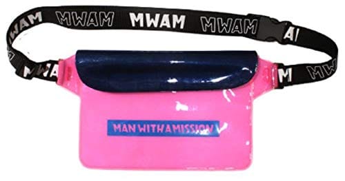 MAN WITH A MISSION（マンウィズアミッション）2020 SUMMER GOODS COLLECTION、公式グッズのキャンディーフリップ 防水ポーチです。サイズ：約22×15.5cm/素材：PVC、ポリエステル（ショルダーテ...