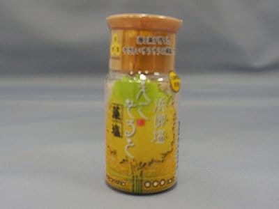 対馬の海水に海藻を漬け込み、環境や人にやさしい間伐材からのバイオマスエネルギーを使い、平釜で煮詰めてできた藻塩をさらに丁寧に焼き上げました。海と森が育てた、やさしいサラサラの藻塩です。【原材料名】海水、海藻抽出物