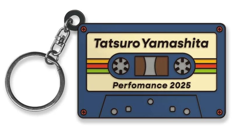 山下達郎 PERFORMANCE 2025 ツアー公式グッズ、カセット型デザインのキーホルダーです。サイズ（チャーム部分）は約横6.5×縦4.3×厚み0.2cm、素材は鉄・亜鉛合金で、重厚感とヴィンテージの温かみを兼ね備えた仕上がりになって...
