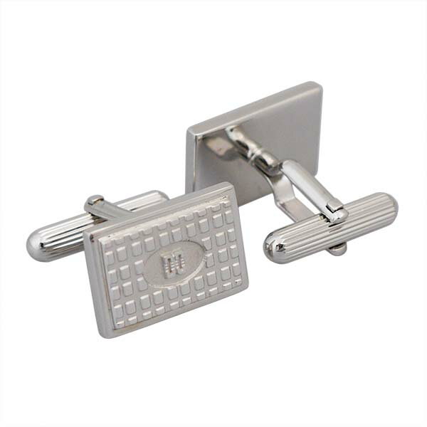 商品詳細 商品名 ダックス 【DAKS】 カフスボタン　cuffs 仕様 ・素材：ブラス（真鍮）・SVコーティング ・留め金タイプ サイズ ・約H13×W20mm・重量：約8g×2 付属 ・専用BOX付 備考 複数店舗での販売の為、 取り寄...