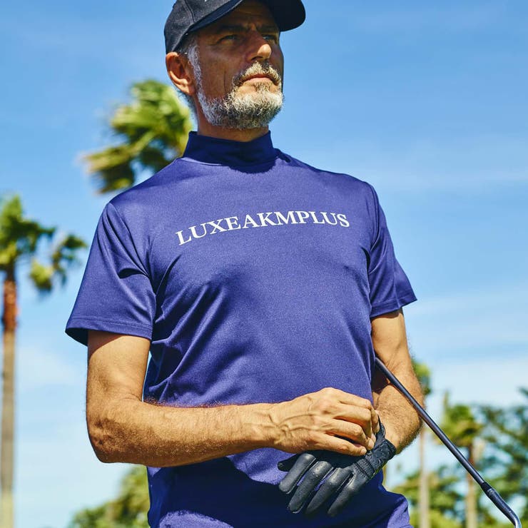 カテゴリトップ＞アイテム別＞MENS - メンズ -＞TOPS（トップス）＞Tシャツ/カットソーカテゴリトップ＞ブランド別＞LUXEAKMPLUSフロントにブランドロゴを配したベーシックなモックネックTシャツ。吸湿・速乾機能を有したさらりと...