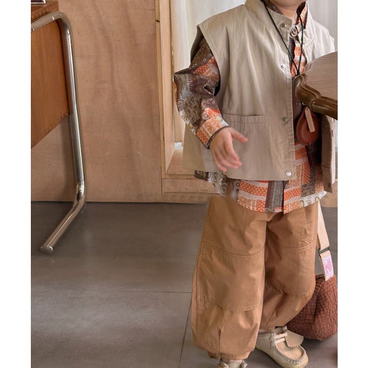 存在感を示す総柄シャツは個性的な着こなしができ、無地のアイテムと合わせていただくとスタイリングが上品にまとまります♪前を開けてラフに羽織るのも◎男女でアイテム違いでペア、リンクコーデ、お揃い、おそろいコーディネートもオススメです！※商品ごと...
