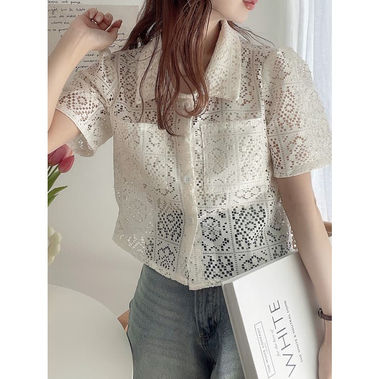 ヴィンテージ感のあるクロシェレースを使用したショート丈のシャツ。ゆったりとしたワイドなシルエットが抜け感のあるスタイリングを叶える。ガーリーだけど甘くなりすぎず、エフォートレスに洗練された大人カジュアルを完成させるアイテム。【素材】本体：ポ...