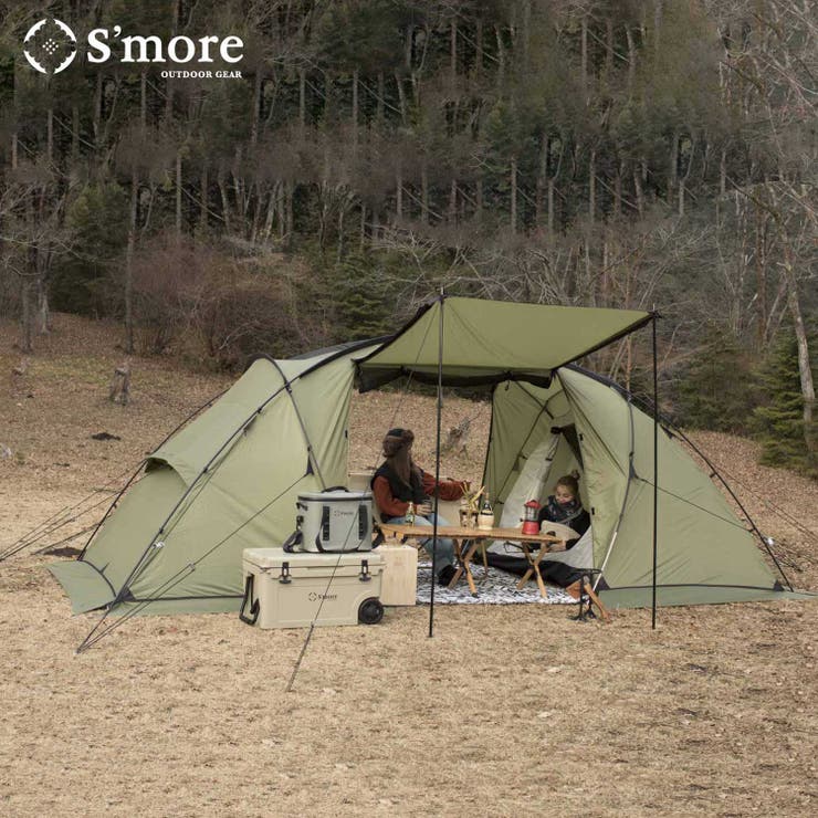 【寝室が仕切られた2ルームタイプ/ 4人用】深みのあるくすみグリーンが渋い大人なキャンパーにピッタリな4人用テントです。寝室はプライベートも守れる左右の2ルームに分かれています。真ん中には前室があるので、共有スペースとして活用できます。【設...