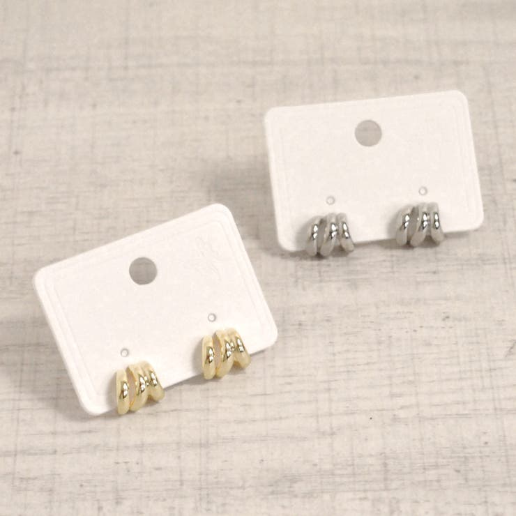 キラリと輝く3連リングC型メタルピアス♪小ぶりながらもデザイン性が高いので、コーデをクラスアップしてくれる頼もしいアイテムです◎年代問わないシンプルなデザインなので、デイリー使いから華やかなシーンまで幅広く使えます☆■素材合金、シリコンキャ...