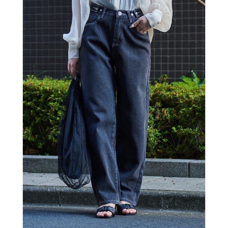 '【&soiree】裏起毛ハイウエストデニムパンツ【素材感】・裏起毛で寒い時期も防寒しつつおしゃれに【デザイン・シルエット】・調節可能なウエストボタン付きで、ボディラインをひろわず、ウエストをすっきり見せてくれます！・着回ししやすい、ベーシ...