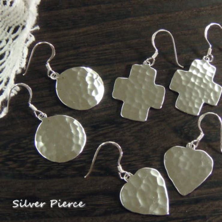 槌目(つちめ)細工がいろいろな角度から入ってくる光によってキラキラ輝きます。大きめサイズなので、存在感があるのですが、薄いので、軽くて疲れにくいのも嬉しい♪◆素材：シルバー925◆ラウンドタイプサイズ：直径約17mm◆クロスタイプサイズ：約...