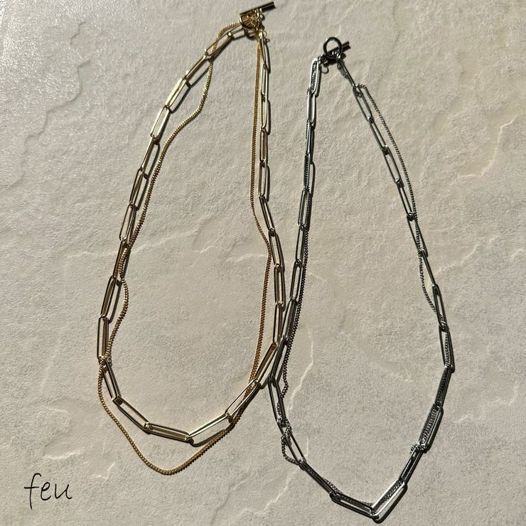 【サージカルステンレス】SLENDER CHAIN NECKLACEフォルムの異なるチェーンをセットしたネックレス程よく太幅なオーバルチェーンが映え、シンプルながらもコーディネイトにアクセントを加える1品。マンテル金具の位置次第で、2WAY...