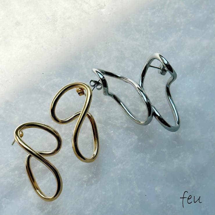 【サージカルステンレス】MAKING MOTIF PIERCEひねりを加えたフォルムが印象的なサージカルステンレスピアス大ぶりデザインモチーフならではの存在感を演出。肌見えするフォルムなので、ニュアンス感を与え見た目が重くならずスマートな印...