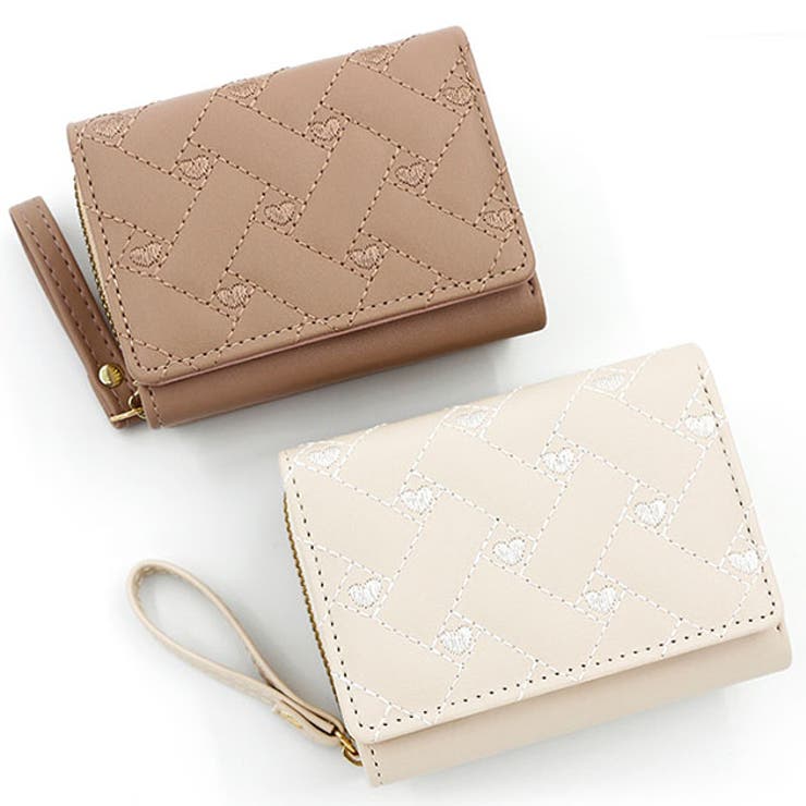 手のひらに収まるほどのコンパクトなサイズ感がうれしい、折りたたみ財布。レザー調素材にキルティング×ハート刺繍で、女性らしいデザインに仕上げました。安心感のある三つ折りの内部は、複数のカードスリットや窓付きポケットをセット。ファスナー仕様の小...