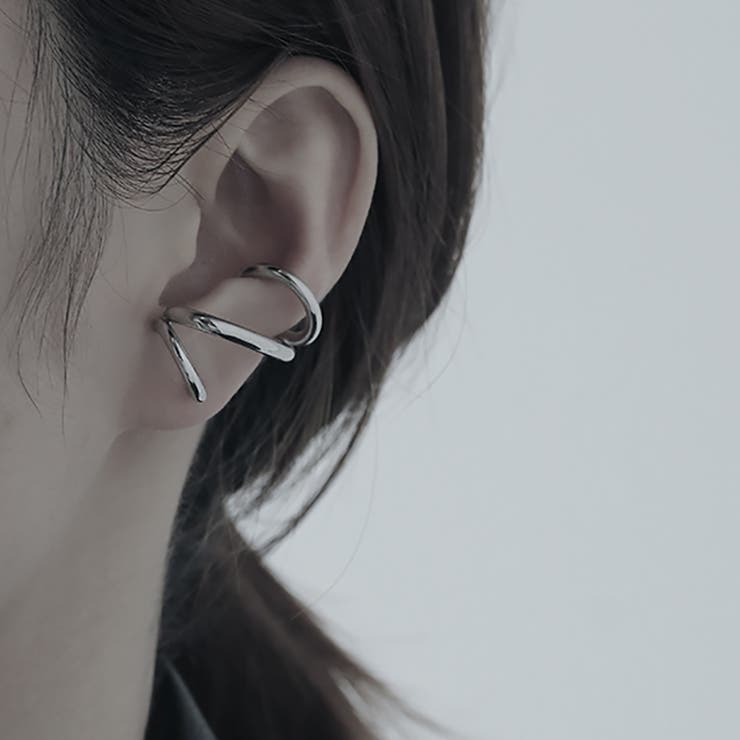 真鍮×silver925素材のシンプルなイヤーカフピアスが登場しました。左右で表情が違うので、その日の気分で楽しめます。男女問わずユニセックスでご利用頂けます。本体は真鍮に低アレルギー素材のロジウムコーティングを施しております。ポストはシル...