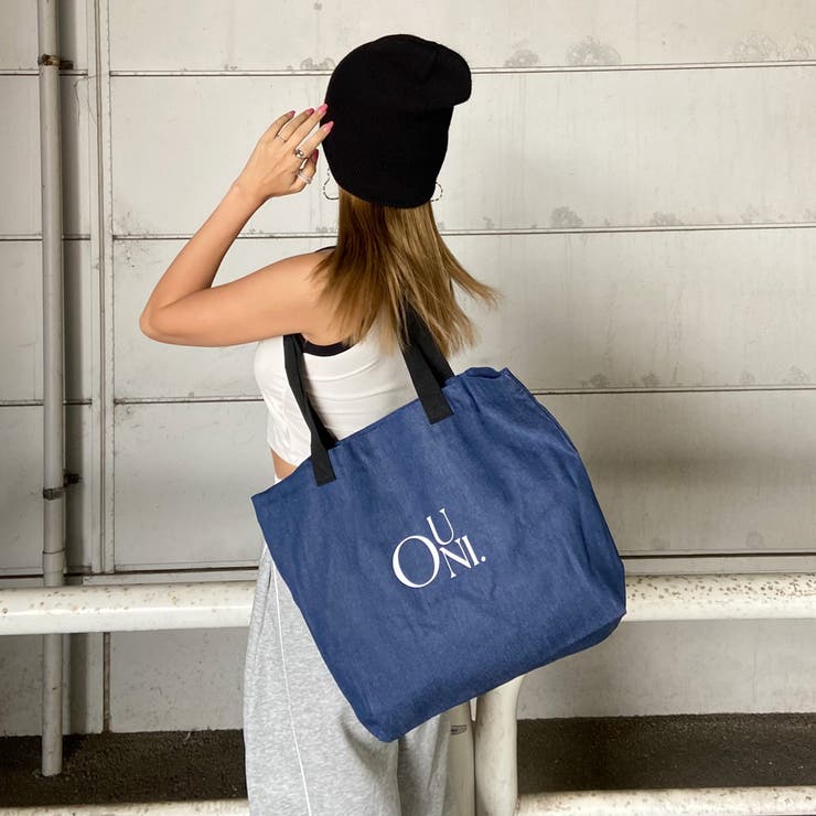 たっぷり大容量で、様々なシーンで使えるキャンバス素材トートバッグ。デザイン性のあるロゴがアクセント。やや長めのハンドルで、肩掛けしやすい所が魅力。A4サイズがすっぽり入るデイリーに使いやすいサイズ感。通勤・通学バッグとしてはもちろん、サブバ...