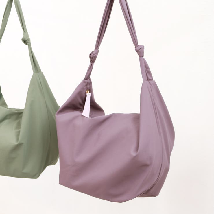カシュカシュ cache cache / シワナイロンビッグバッグ■デザイン＆ポイント雰囲気のあるシワナイロンのビッグショルダー。柔らかい素材がかさばらず体にフィットしてくれます。シンプルデザインですがサイドの結び目デザインとスモーキーなカ...
