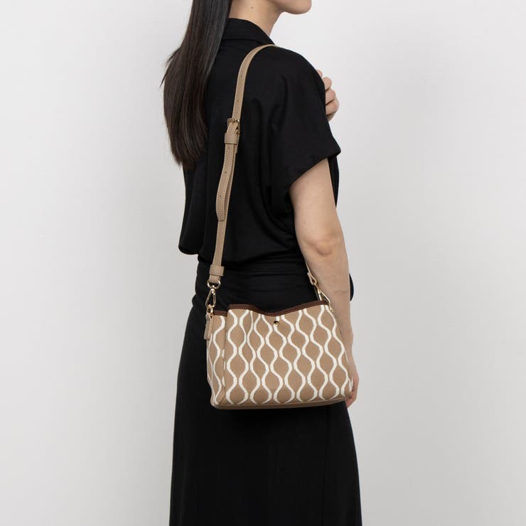 カシュカシュ cachecache / 柄アソートジャガード三つ口ショルダーバッグcache cache返品・交換について購入後の交換は受け付けておりません。予めご了承ください。返品を希望される場合は購入履歴一覧の「ショップへの問い合わせ」...
