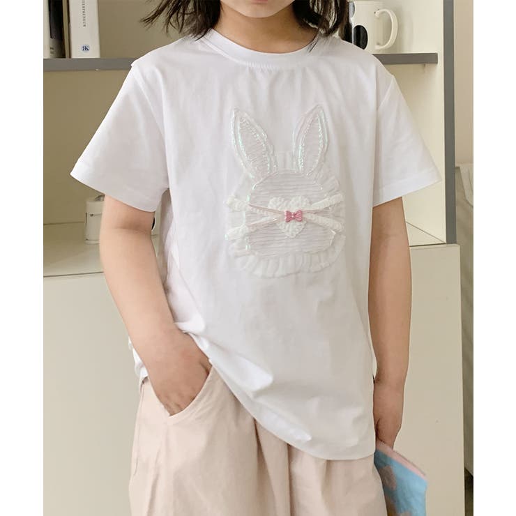 ふわふわとした立体感のあるうさぎモチーフの刺繍が施された、ガーリーで愛らしいキッズTシャツ。顔部分は柔らかい生地で立体的に作られ、中央のリボン付きのお花がワンポイントに。シンプルなシルエットに刺繍の陰影と素材感が映えて、1枚でコーデの主役に...