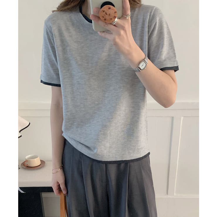 首元の配色がさりげないアクセントになったリブニットトップス。大人カジュアルにぴったりの一枚です。伸縮性に優れた柔らかい素材を使用し着心地抜群です！程よく身体にフィットしながらも締めつけ感がなく、どんな体型にも自然に馴染みます。パンツにもスカ...