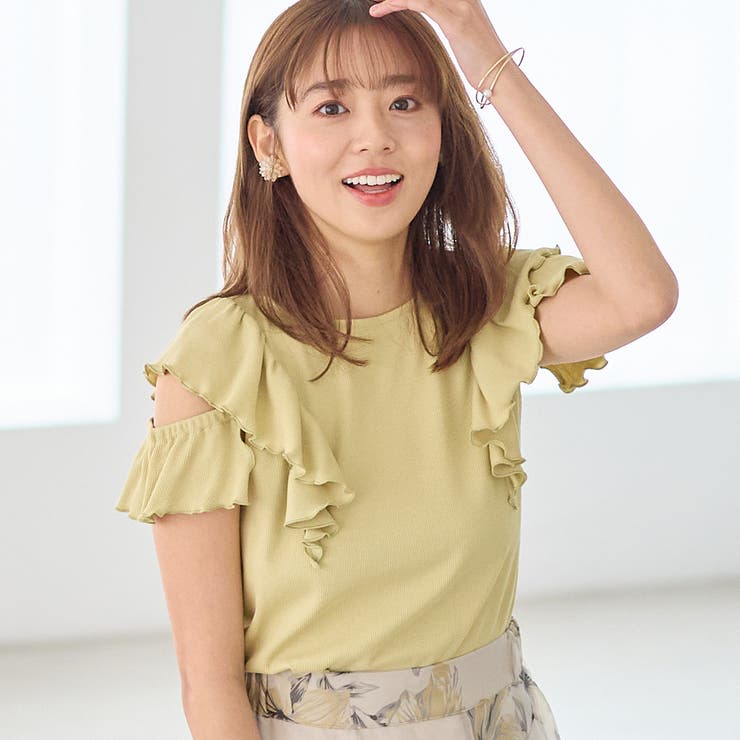 オープンショルダー×フリル袖デザインのフェミニンカットソー。ヘルシーに肌見せができる夏にぴったりな1枚です♪●Detail/特徴暑い夏に活躍するオープンショルダートップス。肩部分はヘルシーに肌見せしつつも、気になる二の腕部分をさりげなくカバ...