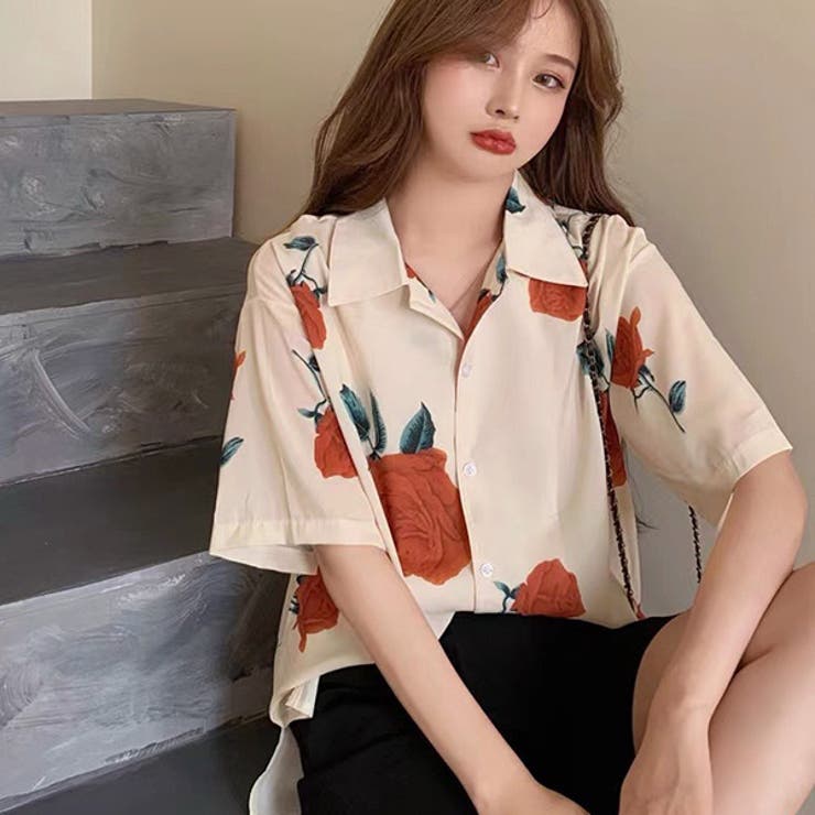 大胆な花模様の半袖シャツ。肌馴染みの良いピンクベージュをベースにオレンジのバラの花が咲き誇っています。ややくすませたカラーリングがヴィンテージ感を出し、アンニュイな雰囲気。甘すぎず、大人っぽさと上品さが感じられる一枚です。【商品番号】lll...