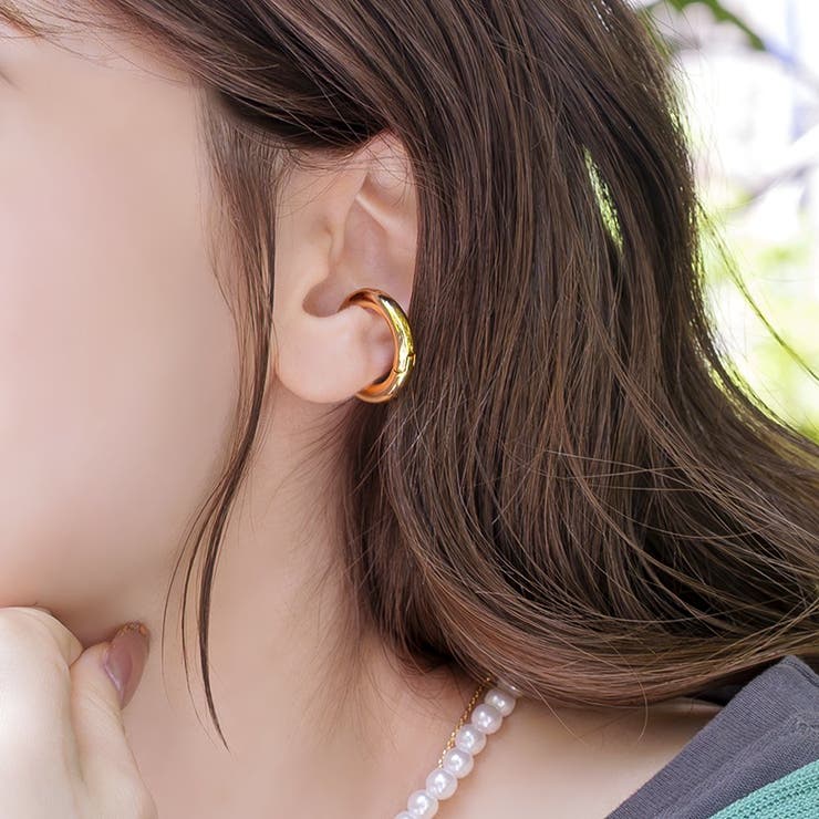 シンプルなメタルフープのイヤーカフ。スタイルに合わせてカフイヤリングとしても耳たぶを挟んでイヤリングとしても使える万能アイテム。ちょっぴり太めのパイプフープが程よいボリュームで、シンプルだけどきちんと耳元を完成させます◎■サイズ縦×横×厚み...