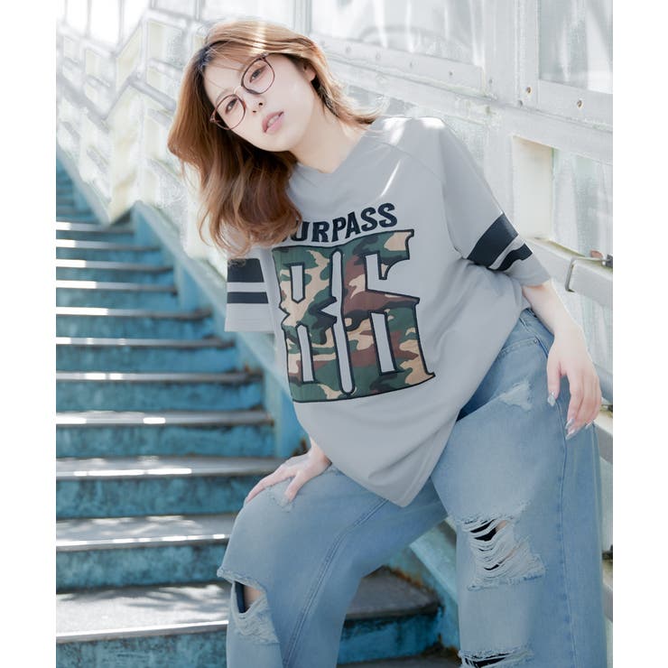 ストリート感全開の旬顔Tシャツが登場♪存在感のあるナンバリングとミリタリーテイストの迷彩柄が絶妙にマッチした、1枚で主役級のアイテム。■デザイン胸元には大胆なナンバリングプリントをオン。迷彩柄と立体感のある刺繍ロゴがインパクト抜群！袖にはラ...