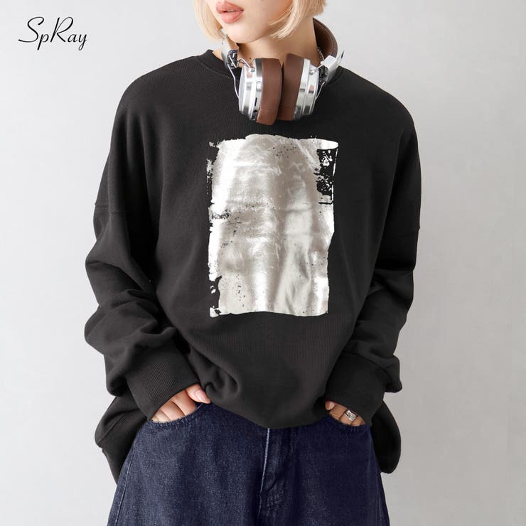 【SpRay 　ハクプリントスウェット】ラフなのに洒落見え、こなれ感漂う大人スウェット。ハクプリントスウェットトレンド感のあるハクプリントが目を惹くスウェット。ほどよい光沢がカジュアルの中に上品さをプラスし、1枚でこなれた印象に仕上げてくれ...