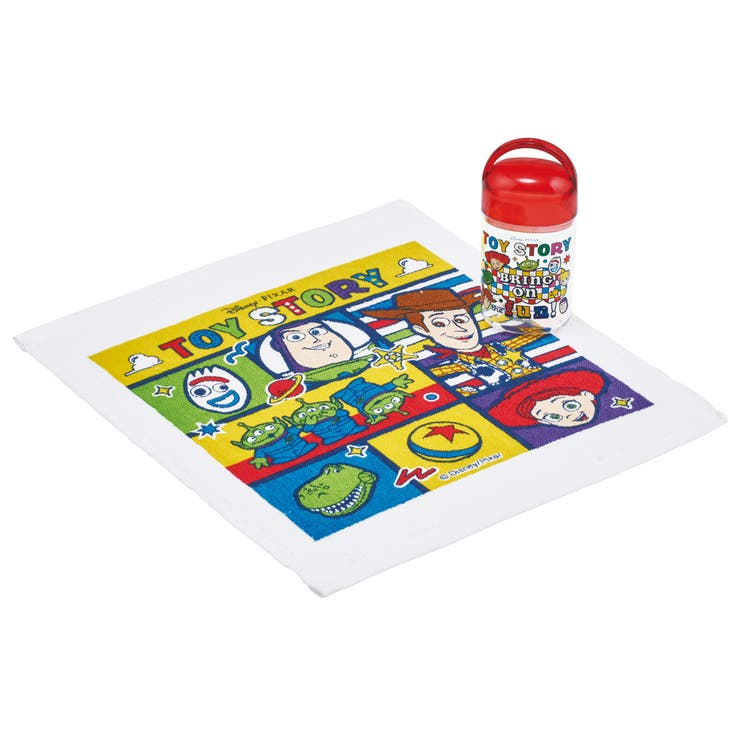 行楽や普段使いに便利なおしぼりとケースのセット。開けやすいように持ち手が付いたケースです。濡れたおしぼりを凍らせてお弁当と一緒に持つと保冷剤代わりになっておすすめです♪名前シール付き。【商品サイズ(約)】ケース：横58×縦44×高さ125m...